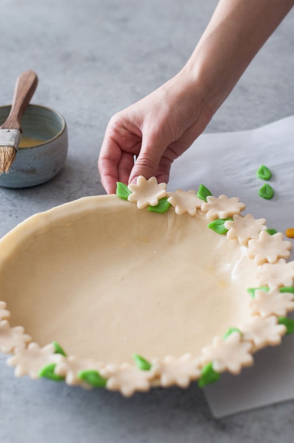Daisy Chain Pie Crust Tutorial | Handmade Charlotte