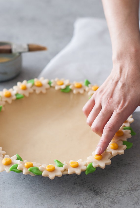 Daisy Chain Pie Crust Tutorial | Handmade Charlotte